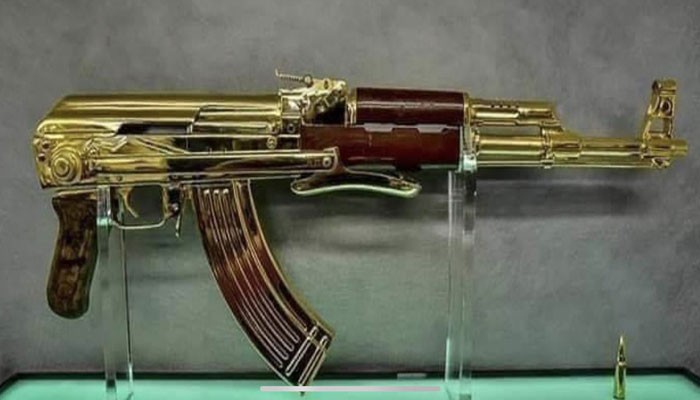 Tabuk governor presents gold Kalashnikov to PM