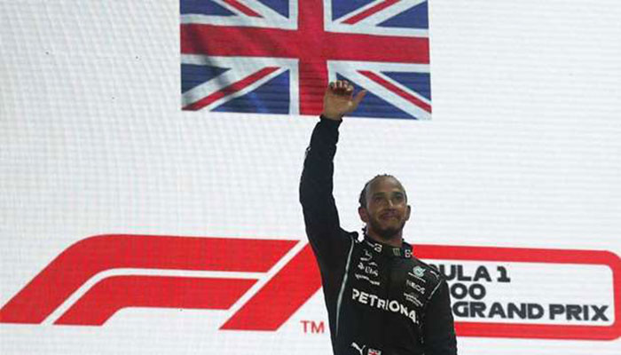 Hamilton cruises in Qatar to maintain title momentum