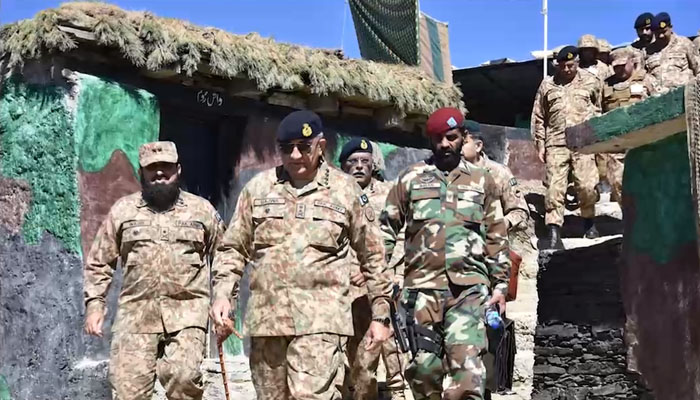 COAS visits frontline troops at LoC