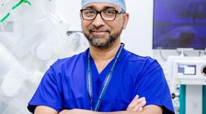 Pakistani surgeon sets world record in robotic surgery for women