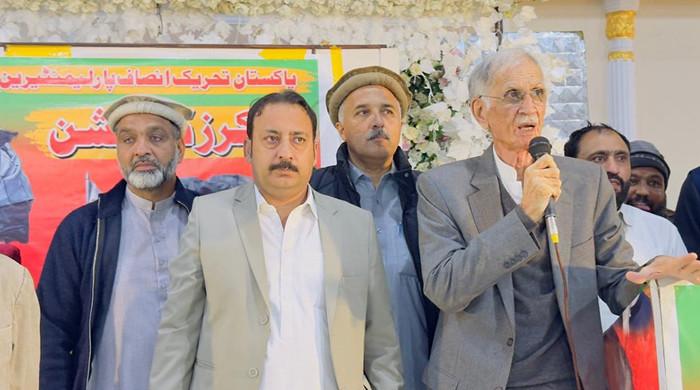 Khattak says people to bury ‘bat’ on Feb 8