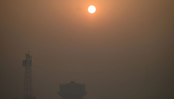 Winter smog blankets South Asian capitals of Dhaka, New Delhi