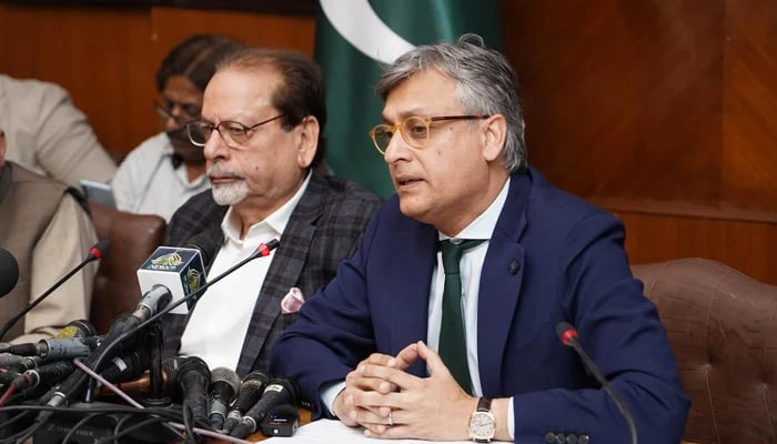 Sindh govt working on issuance of health cards, says law minister