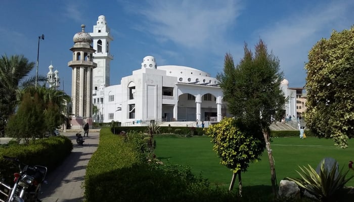 Khatm-e-Bukhari Sharif, dastarbandi held at Akora Khattak