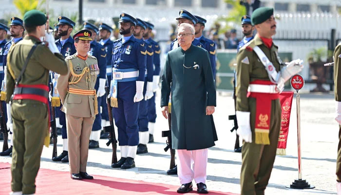 President Alvi presented farewell guard of honour