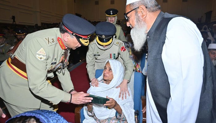 Army officers, soldiers get awards