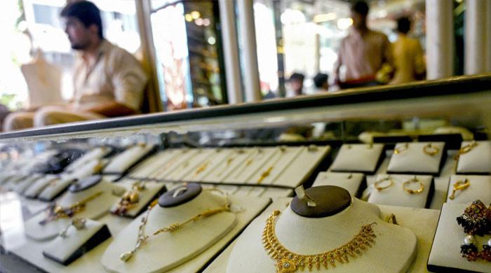 Gold prices decrease Rs200 per tola