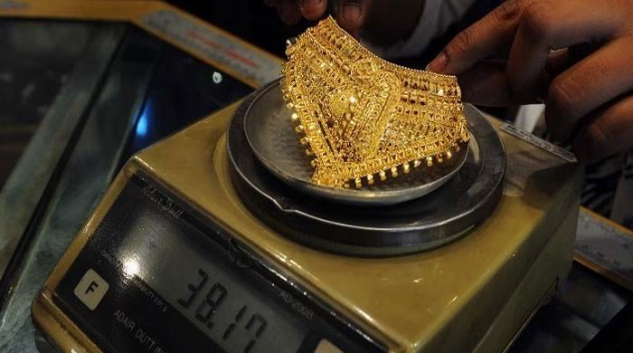 Gold prices decrease Rs100 per tola