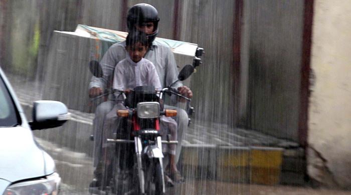 Windstorm and rain lash Peshawar