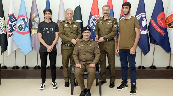 IGP pins badges on 28 cops