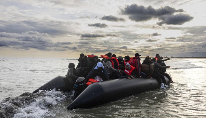 Nearly 1000 migrants cross Channel in record day