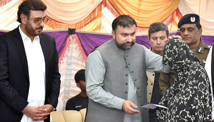 Balochistan CM offers condolence, aid to families of South Punjab martyrs