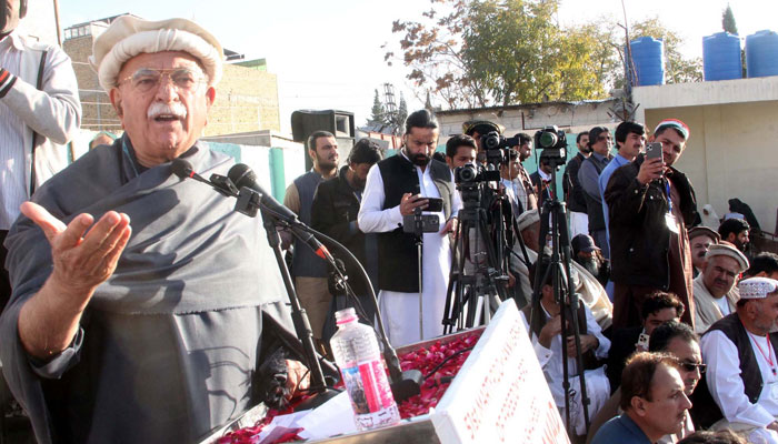 Achakzai seeks national dialogue to resolve political crisis