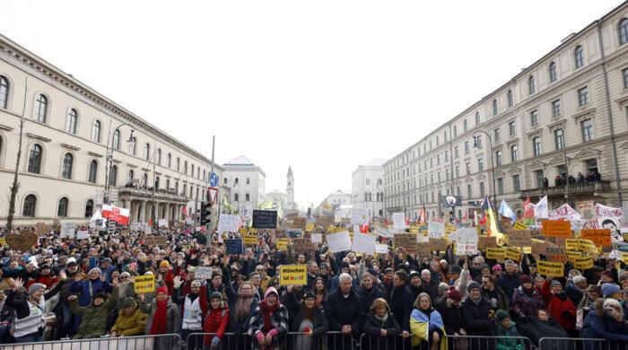 New anti-far-right protest draws 200,000 in Munich