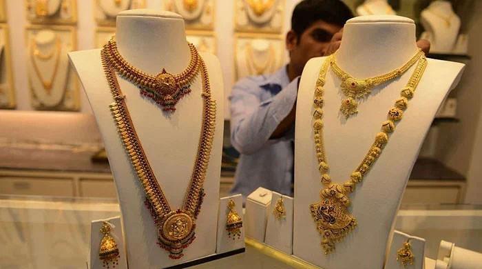 Gold prices drop Rs800 per tola