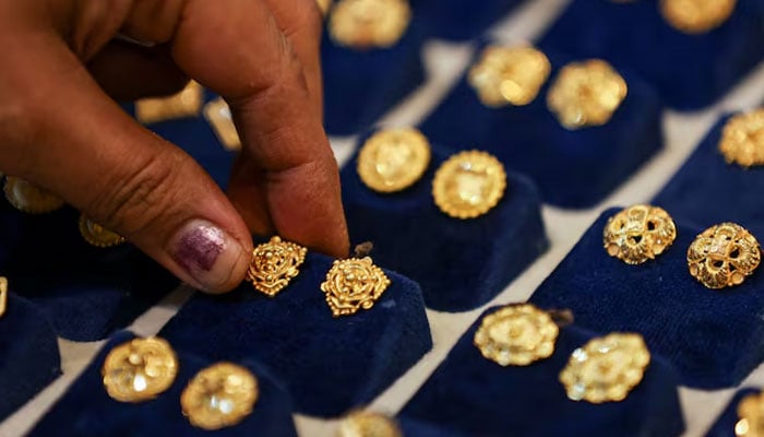Gold prices drop Rs3,000 per tola