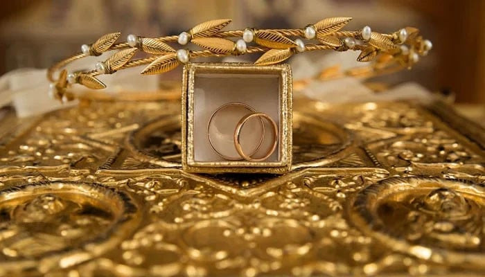Gold prices drop Rs1,500 per tola