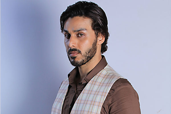 Ahsan Khan gets a thumbs-up from across the border